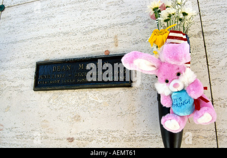 DEAN MARTIN GRAVE WESTWOOD MEMORIAL PARK LA WESTWOOD LA USA 12 May 2001 ...