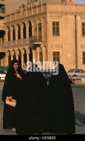 Iraqi women in black chador robe on Baghdad Iraq street Stock Photo - Alamy