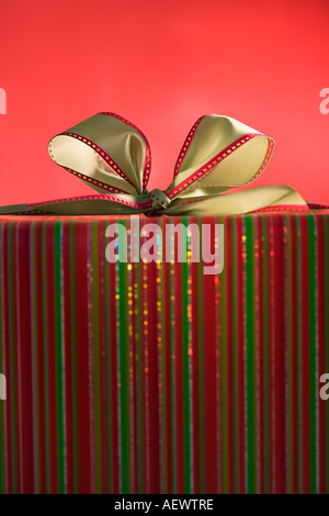 Christmas still life of present gift box, cocoa with marshmallow on ...