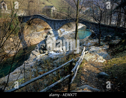 Verzasca river with arched bridge Ponte die Salti, Lavertezzo, Ticino ...