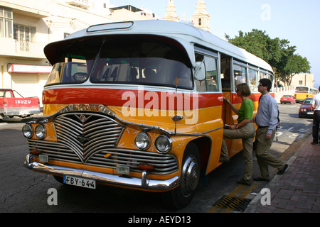 Malta Bus Stop Bushaltestelle Stock Photo - Alamy