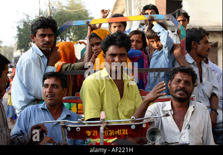 Indian passengers on chakda - motorbike rickshaw taxi leaving Una ...