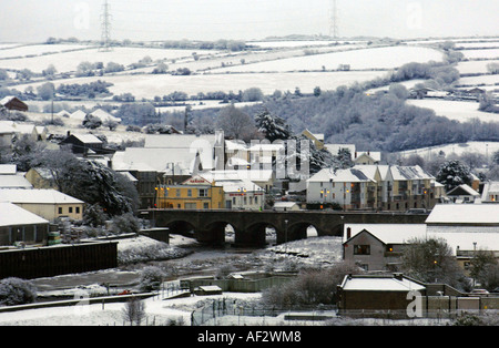 Snow covered Wadebridge on the Camel estuary, North Cornwall, England ...