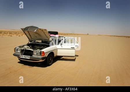 a mercedes 230e crossing the sahara desert Stock Photo - Alamy