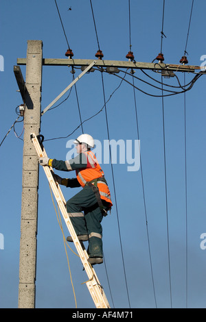Linemen work on power lines in the aftermath of Hurricane Florence in ...