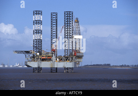 Oil Gas rig in the Humber Estuary near Hull in the UK Stock Photo - Alamy