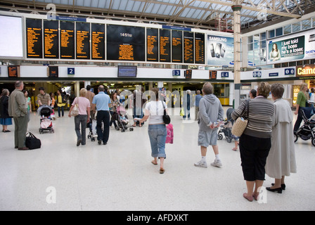 Main concourse at Charing Cross railway station, London, UK. Shows ...