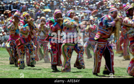 indian siku panpipe players folklore festival de la virgen de la ...