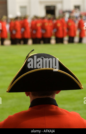 British soldiers wearing red ceremonial uniforms lined up on parade ...