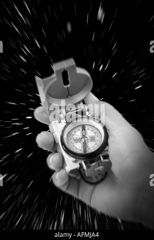 compass in a hand Hand mit Kompass Lunette Stock Photo - Alamy
