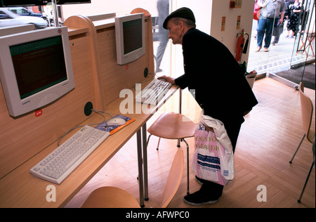 Internet cafe London UK 1990s. Customers in cafe computer terminals in ...