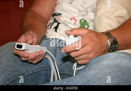 male hand holding Nintendo Wii remote control Stock Photo - Alamy