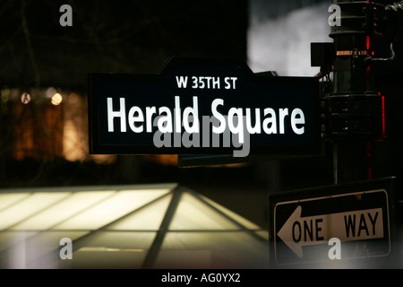 35th Street sign at night, New York City Stock Photo - Alamy