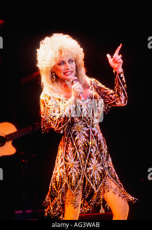 Country & Western singer Dolly Parton arrving at London Airport. 16th ...