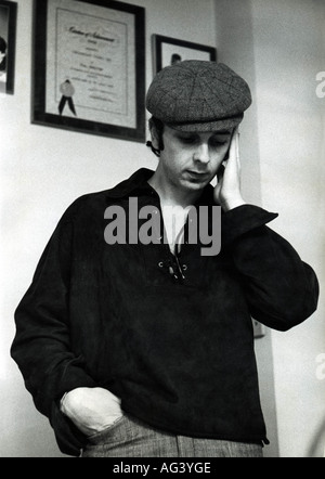 PHIL SPECTOR US record producer about 1967 with the Righteous Brothers ...