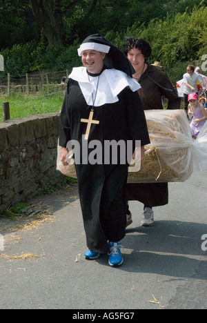 Runners in the 2006 Oxenhope Straw Race Stock Photo - Alamy