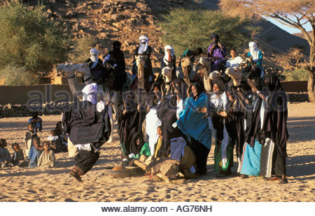 Tuareg tribal dance in the Sahara near Timbuktu Mali West Africa Stock ...