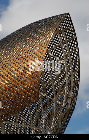 huge copper fish by frank gehry along the passeig maritim vila olimpica ...