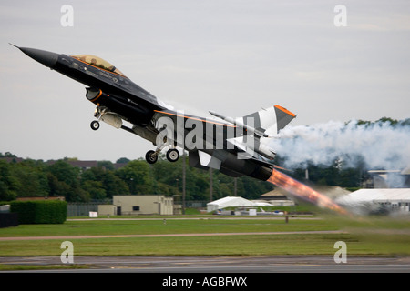 F16 blasting off with huge afterburner and contrails Stock Photo - Alamy
