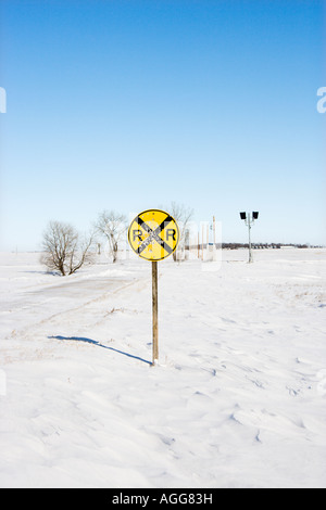 Photograph of a railroad crossing sign in spanish Stock Photo - Alamy