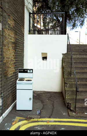 Cooker dumped in the street Stock Photo - Alamy