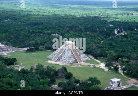 Aerial view of Maya Pyramids, Chichen Itza, Mexico Stock Photo - Alamy