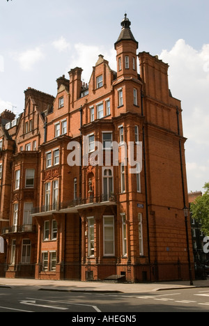 Exterior of Victorian red brick mansion block Stock Photo - Alamy
