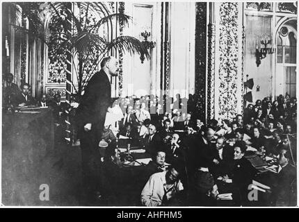 Lenin addresses delegates to the third Congress of the Communist ...