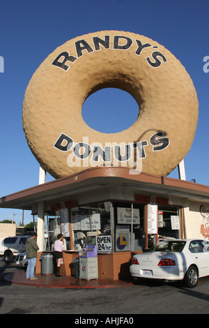 Randy's Donuts in Los Angeles, California, is a famous donut shop ...