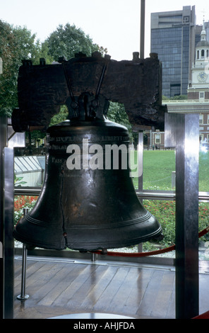 Philadelphia liberty bell crack iconic american symbol Stock Photo - Alamy