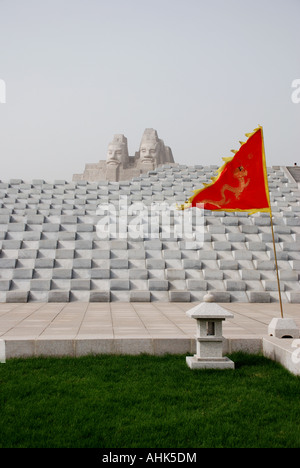 Statues of emperors Yan Di and Huang Di at Yellow River Scenic Area ...
