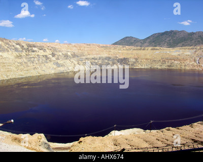 BUTTE MONTANA USA The Berkeley Pit copper mine filled with water at 5 ...