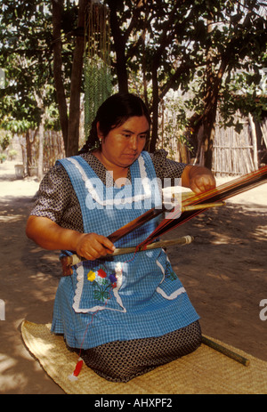 Ines Navarro Gomez, famous weaver, weaver, weaving, weaving on loom ...