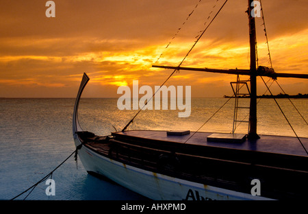 Maldives Kuredhu resort sun setting through cloud Stock Photo - Alamy