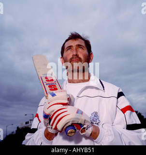 ENGLAND CAPTAIN GRAHAM GOOCH WITH THE CRICKET WORLD CUP TROPHY Stock ...