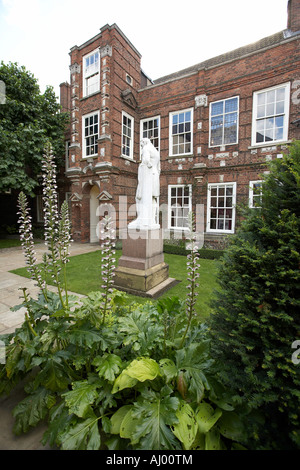 William Wilberforce statue outside Wiliam Wilberforce House High Street ...