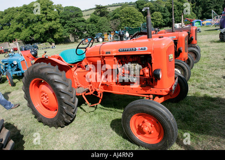 VINTAGE NUFFIELD 342 TRACTOR Stock Photo - Alamy