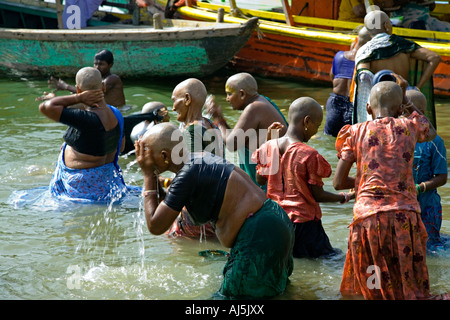 Ritual morning puja ceremony. Rana Ghat. Ganges river. Varanasi. India ...
