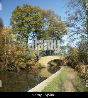 Hopwas Canal Bridge and Towpath Stock Photo - Alamy