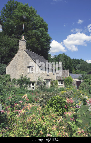 A cottage in the cotswold hamlet of Bagendon on a spring day Stock ...