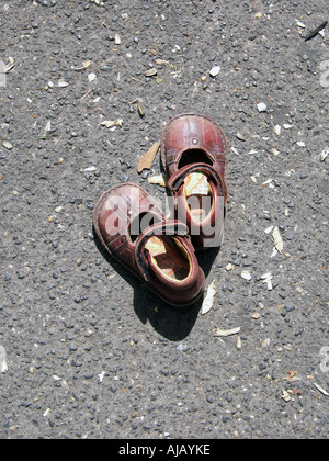 discarded shoes left on street Stock Photo - Alamy