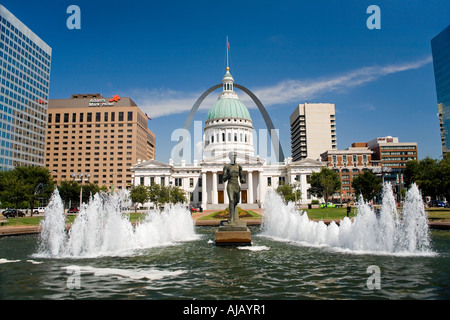 Running Man Fountain statue at Kiener Plaza in St Louis, MO, Saint ...