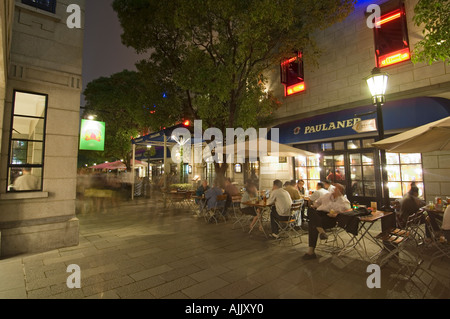 Night life in Shanghai Xintiandi, a new restauarants and bars area ...
