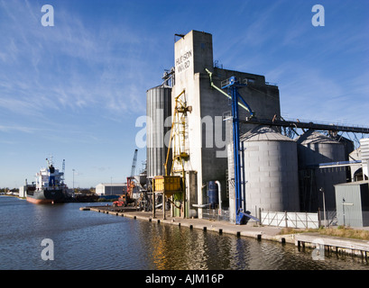 Hudson ward grain silo at Goole Docks , Quayside & Harbour , Humberside ...