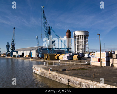 port of Goole docks, Goole Water Towers, "Salt and Pepper Pot" the left ...