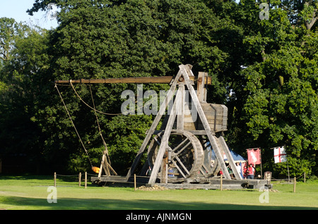 Trebuchet at Warwick Castle - largest medieval replica seige engine in ...