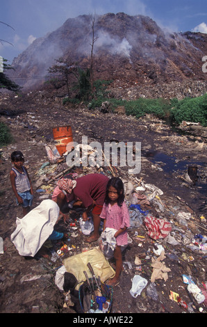The Philippines, Manila, garbage dump, 'Smokey Mountain', locals, waste ...