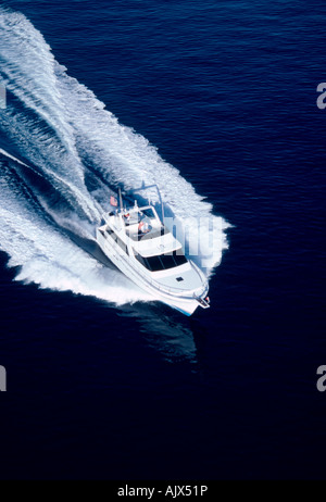 Power boat moving through water Stock Photo: 25874959 - Alamy