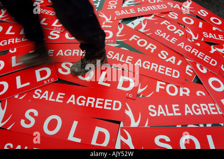 A picture of For Sale Sold and Sale Agreed signs illustrating property ...