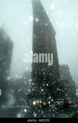 New York's Flatiron building during the Winter 03 snow storm Stock ...